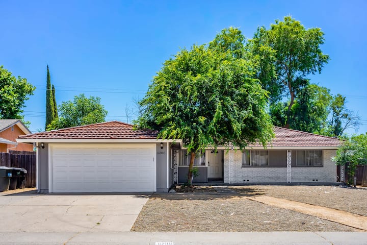 Family, Pet & Long Vacation Friendly, Fenced Yard - Sacramento