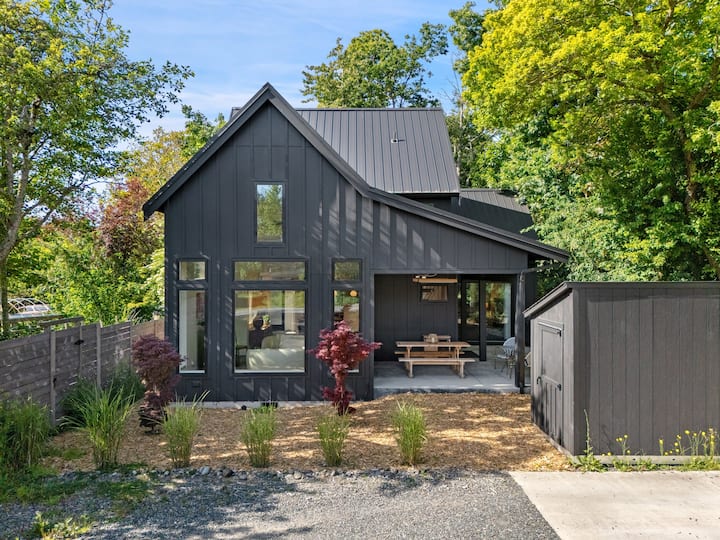 The Black Squirrel: Boho-modern Fairhaven Retreat - Bellingham, WA