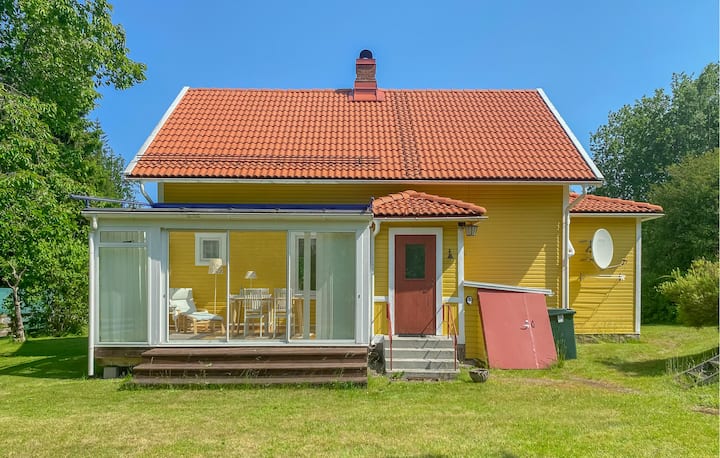 2 Bedroom Stunning Home In Broakulla - Emmaboda