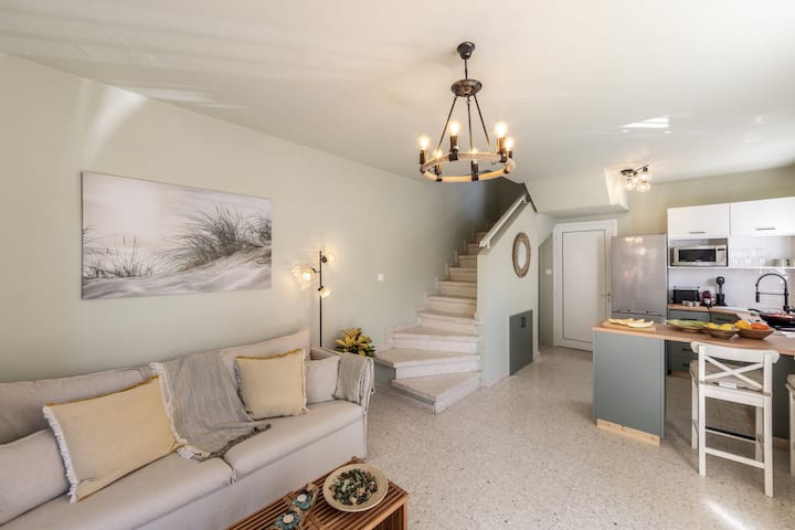 Larnaca Oneiro Seaside Villa - Перволия