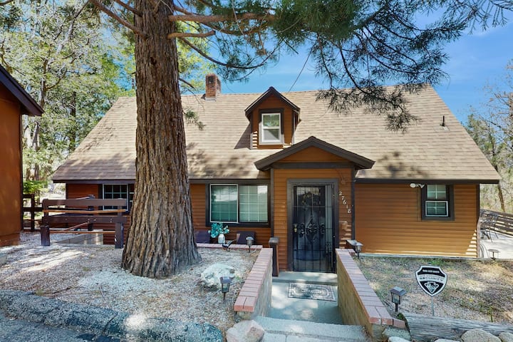 3br House Near Lake W/ Gas Grill, Fireplace, Deck - Crestline, CA