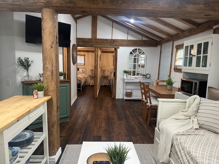 Cozy Country Cottage - Rosedale, ON, Canada