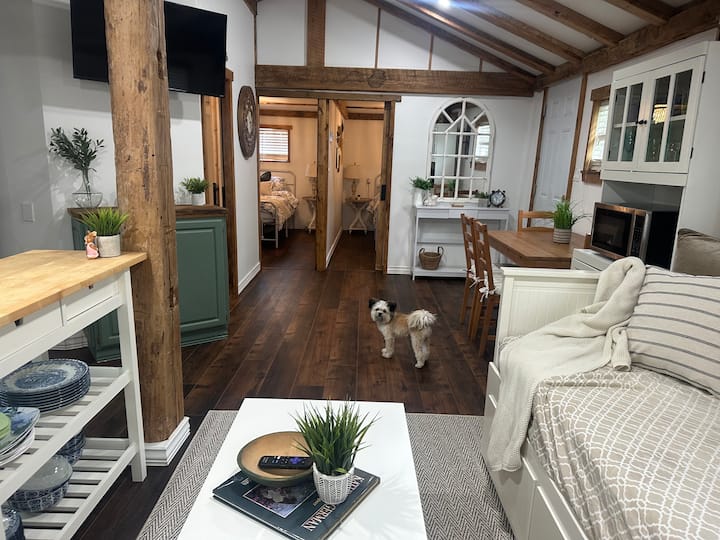 Cozy Country Cottage - Rosedale, ON, Canada