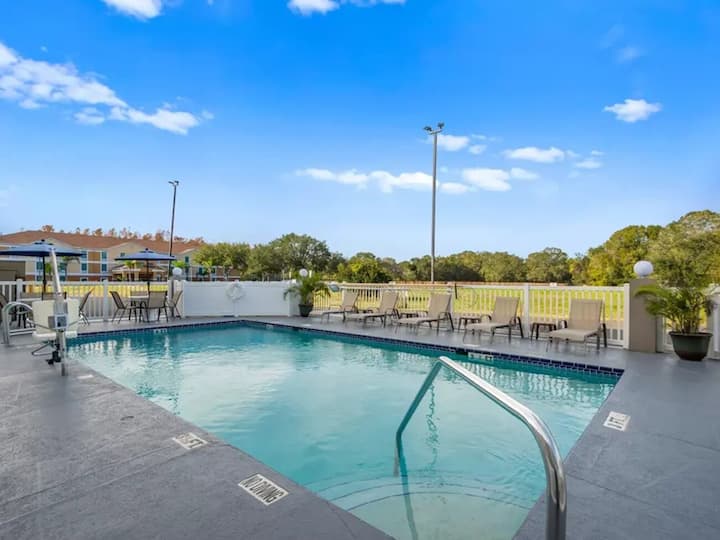 Unwind In Style! Free Parking, Outdoor Heated Pool - Wesley Chapel, FL