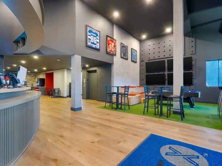2 Comfy Family Rooms | Pool, Parking & Breakfast - Wesley Chapel, FL