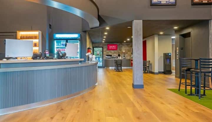 2 Cozy Rooms Near Attractions | W/ Pool & Parking! - Wesley Chapel, FL