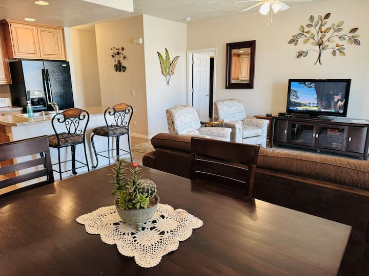 Blackjack Bungalow |  2br W/ Balcony + Free Perks - Mesquite, NV
