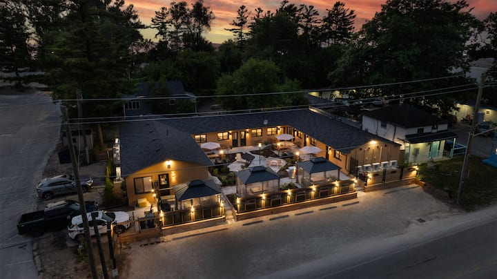 Adrian's Suites (1bedroom Junior Suite) - Wasaga Beach