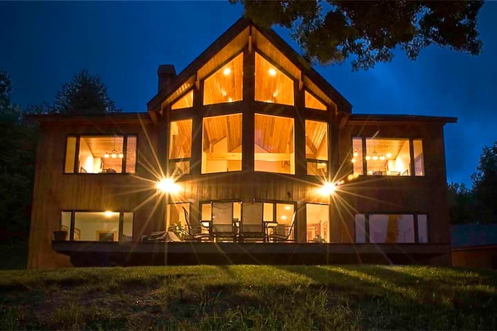 Mountain Dream: 4br, Fireplace, A/c, Deck, Hot Tub - Morristown, VT