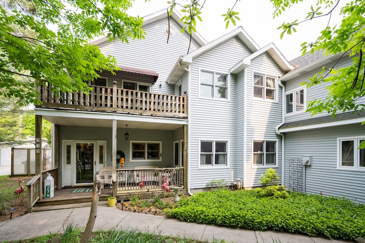 Huge! Excellent Location Near Town And Beaches - Saugatuck, MI