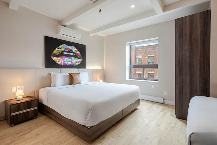 Duo Royale – Mtl Village Vibe - Montreal