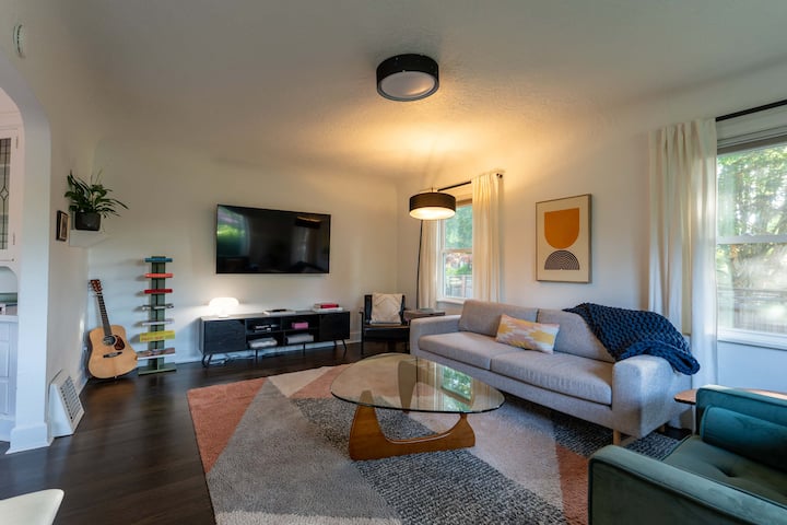 Modern North Portland Haven: Comfort & Style - Portland, OR