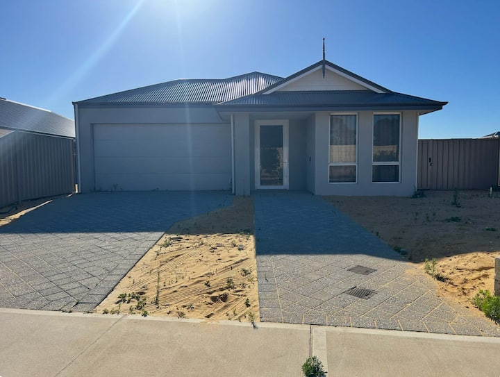 Spacious Karnup Home With 4 Bedrooms, Modern Kitch - Mandurah