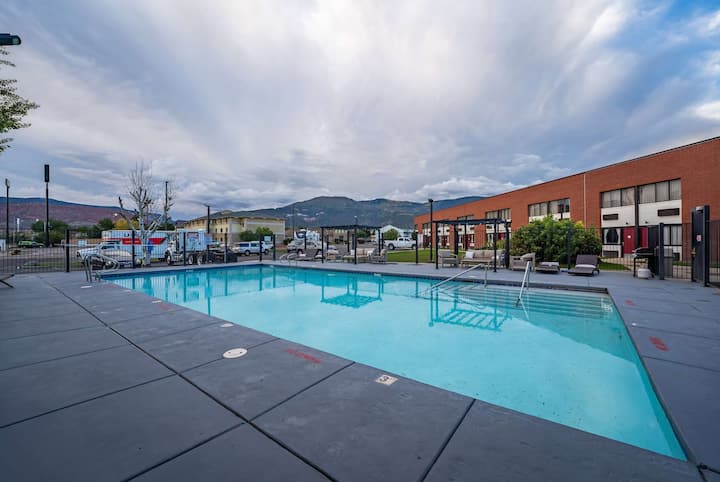 2 Relaxing Units With Free Breakfast! Onsite Pool - Cedar City, UT