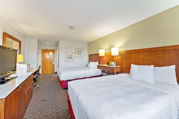 2 Pet-friendly Rooms! Free Breakfast And Parking! - Cedar City, UT