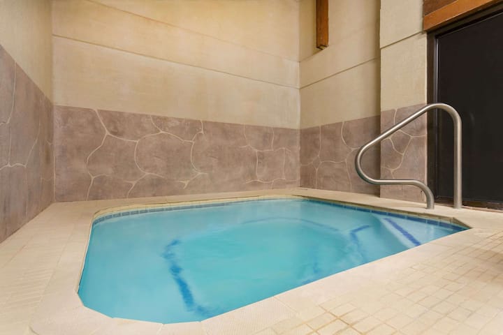 Adventure Awaits! 4 Comfortable Units, Pool Access - Cedar City, UT