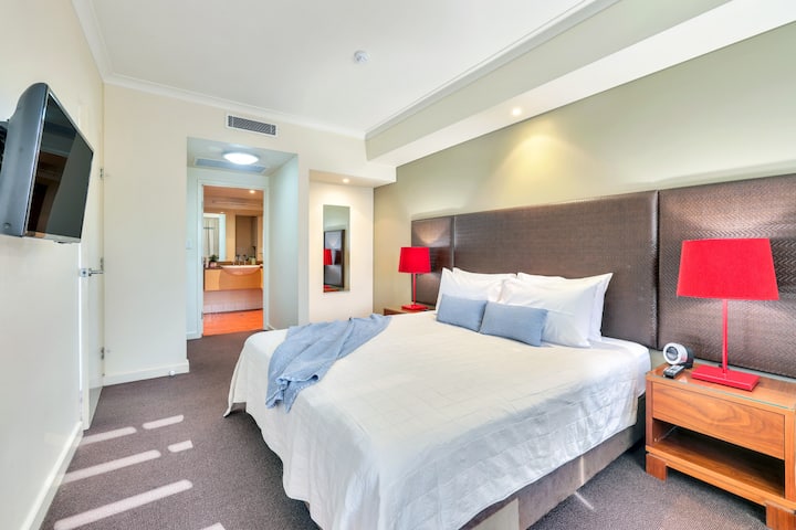 Tropical Escape With Pool, Balcony King Bed - 다윈