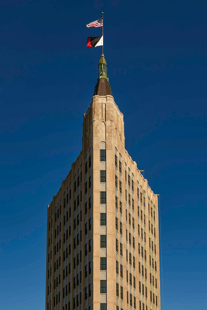 Mediterranean Vibes At The Rooftop Pool - Chicago, IL