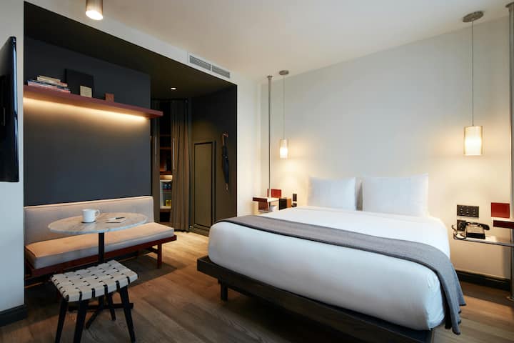 Mediterranean Vibes At The Rooftop Pool - シカゴ