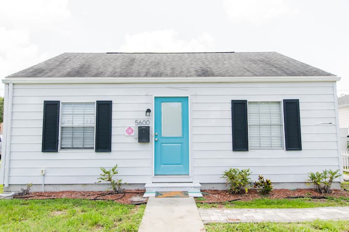 5600mlk - 2bed/1ba, Fast Wifi, Laundry & Parking! - St. Petersburg, FL