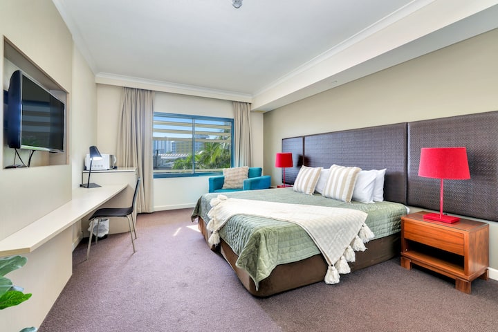 Stylish Studio Getaway With Poolside Vibes&balcony - Darwin