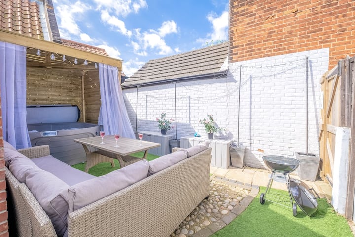 Dog Friendly Beach House With Hot Tub - Sleeps 8 - Hemsby