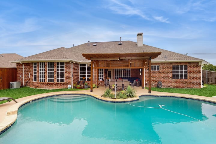 3br Home W/ Private Pool, Large Yard, Wet Bar & Tv - Garland, TX