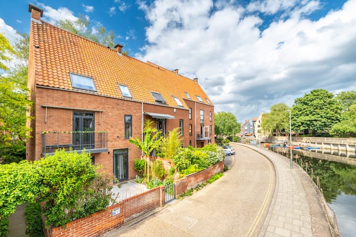 Wensum Townhouse | Sleeps 8 | River Views - Norwich
