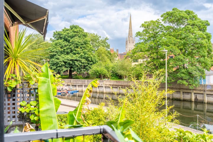 Wensum Townhouse | Sleeps 8 | River Views - Norwich
