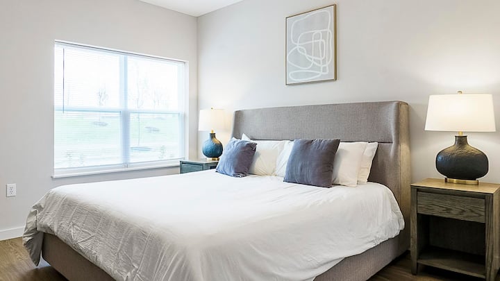 Landing | Stylish 2bd, Courtyard, Gym - Avon, IN