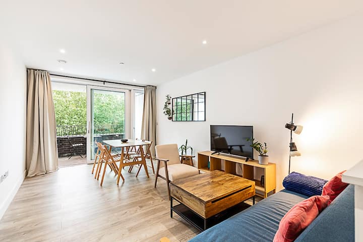 Modern 2-bed Flat With Terraces In Leyton - Staffordshire University London - Digital Institute
