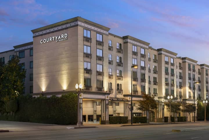 Near Universal Studios Hollywood + Dining & Pool - Pasadena, CA