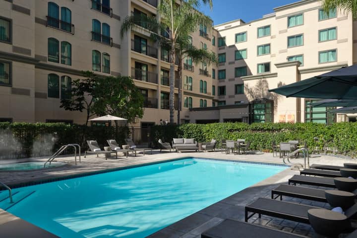 Pasadena Convention Center Access + Dining & Pool - Pasadena