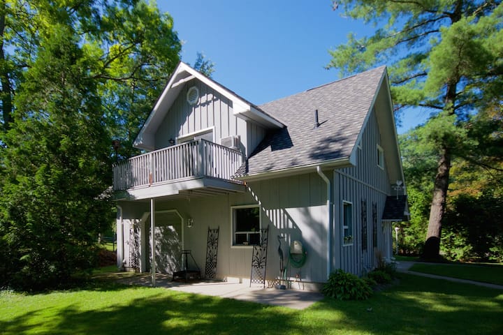 Driftwood Coach House - Grand Bend