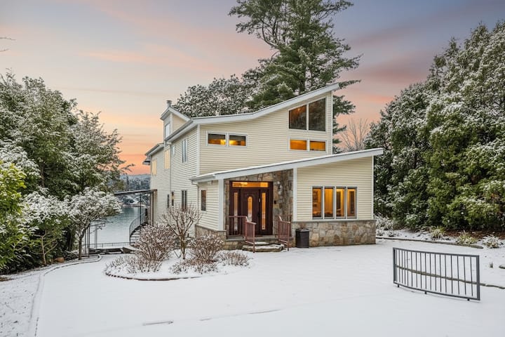 North Cliff House - Private Dock & Sauna - Danbury, CT