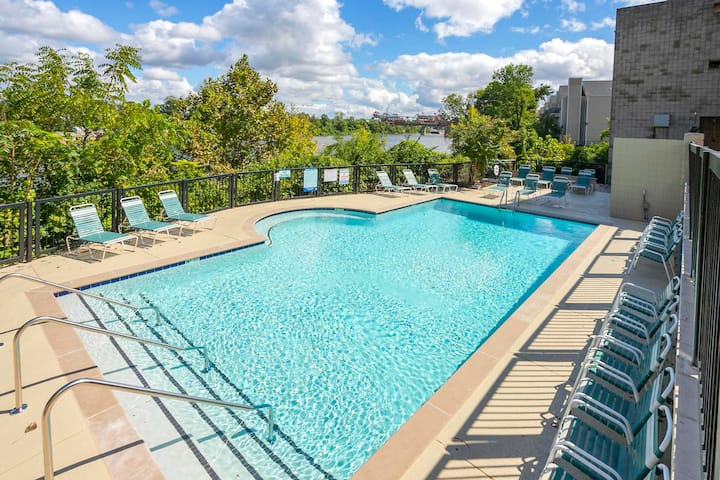 Riverfront Condo | Walk Downtown | Pool + Parking - Nashville, TN