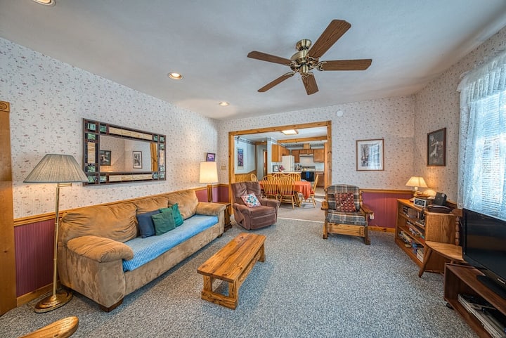 3br Pink Victorian | Walk Downtown | Sleeps 6 - Leadville, CO