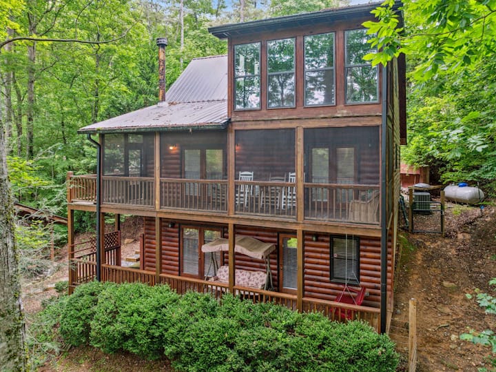 Creekside Cabin W/ Hot Tub & Decks - Blue Ridge, GA