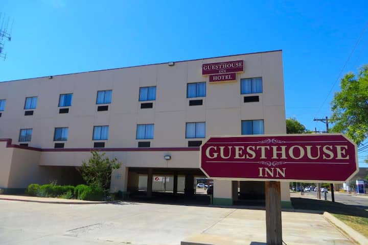 Near Texas Tech University + Breakfast & Parking - Lubbock, TX