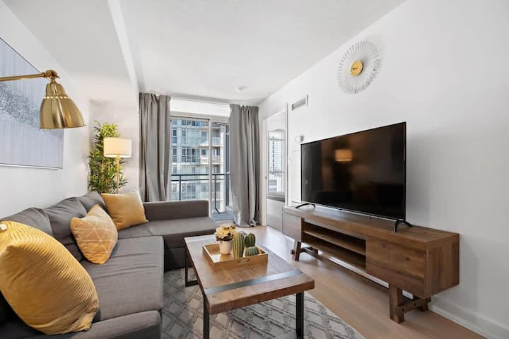 Sleek Condo With Waterfront Views & 1 Free Parking - Toronto