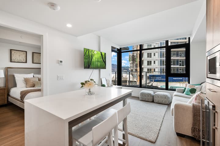 Aqua Corner Unit W Balcony And Amazing View #614 - Kelowna