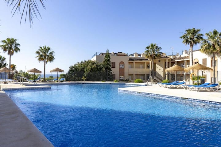 Stunning Penthouse W/ 180° Mediterranean Views & T - Calahonda