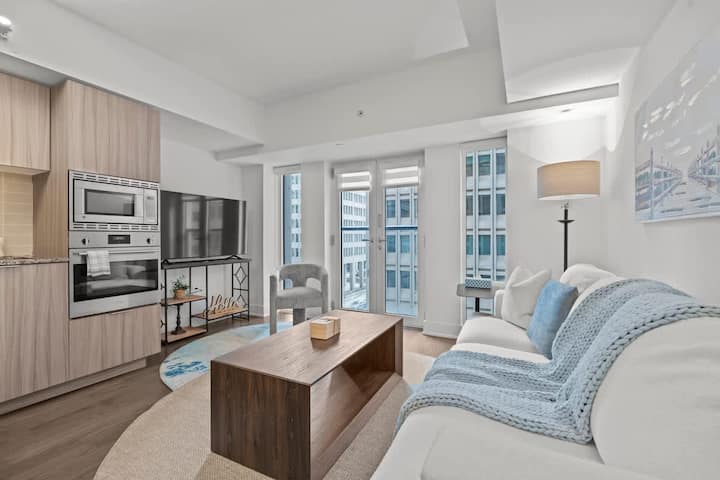 Skyline Views, Pool, Gym & Spa Access - Newmarket