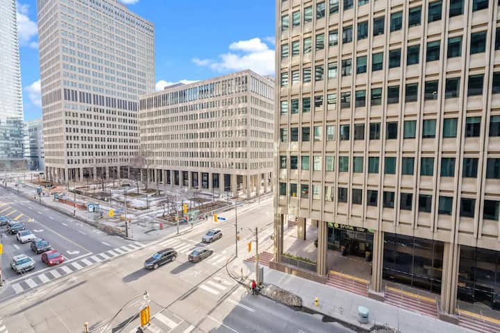 Chic And Central 2 Bedroom Condo In Downtown T.o. - Newmarket