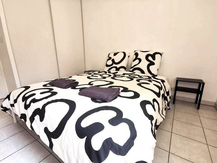 Centre-ville*parking Privé*clim*wifi*balcon - Istres