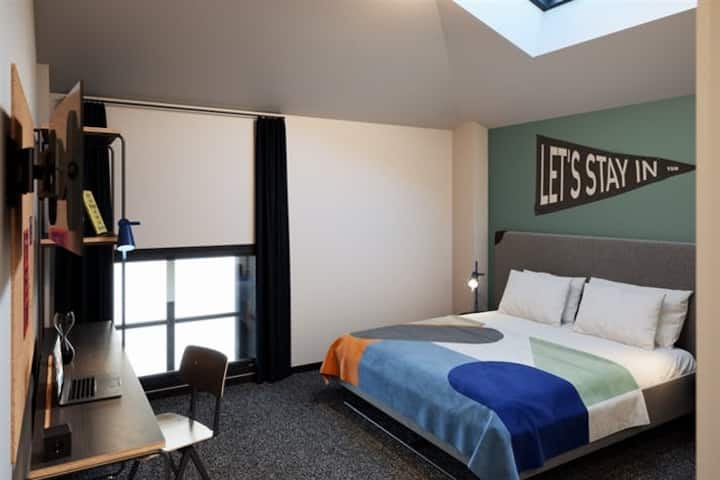 Standard King And Rooftop Pool | The Social Hub - Madrid