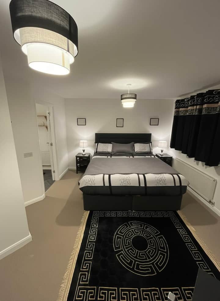Central 2-bed Apartment - Sleeps 5 & Free Parking - Derby, UK
