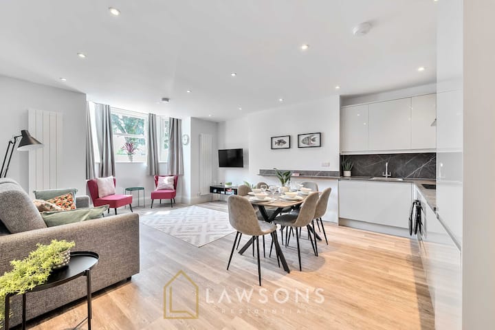 Beach Flat With Free Parking – Contractors Welcome - Southsea
