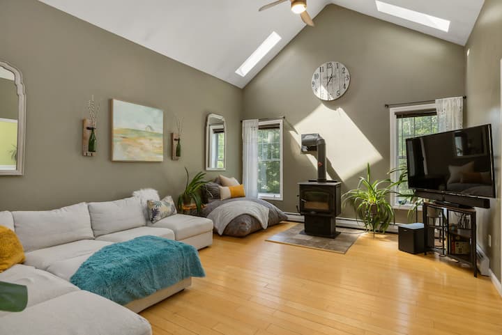 5 Bedroom Home Pool & Hot Tub - Dover, NH
