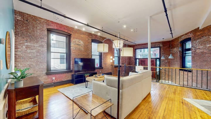 Expansive Back Bay 2-level Loft, Sleeps 6, 2b/2b - Boston, MA